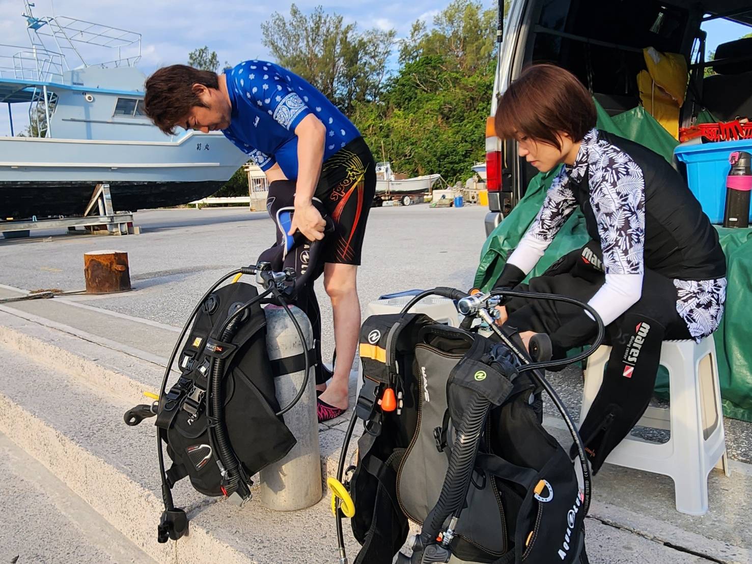 Scuba diving at Blue Cave in Onna Village - SEAKERS OKINAWA SSI ...